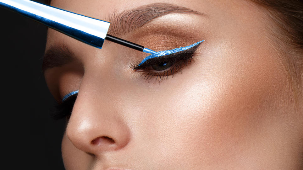 Eyeliner: Diese Farb-Regel bringt Ihre Augen zum Leuchten Eyeliner: Diese Farb-Regel bringt Ihre Augen zum Leuchten