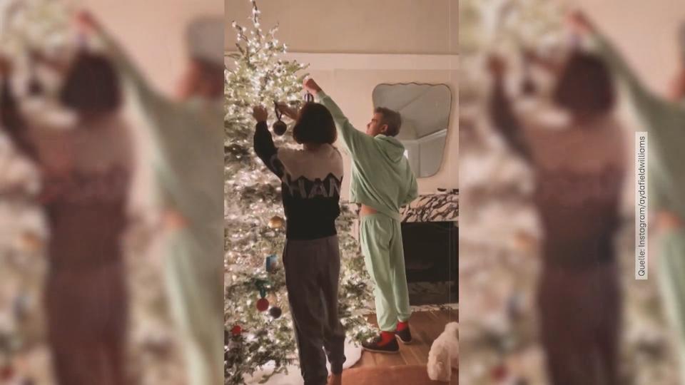 Heiße Küsse bei Robbie Williams und Ayda Fields unter'm Weihnachtsbaum